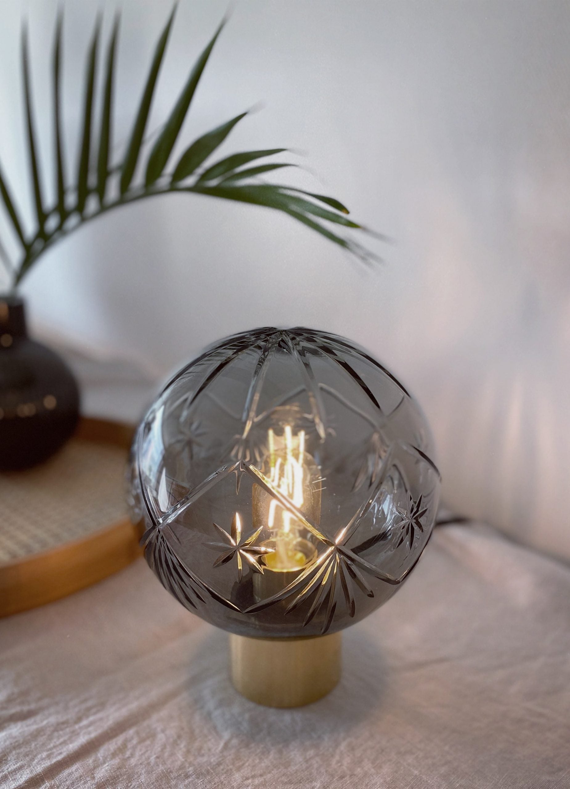 Hadeland Glassverk Crystal Sphere Finn table light